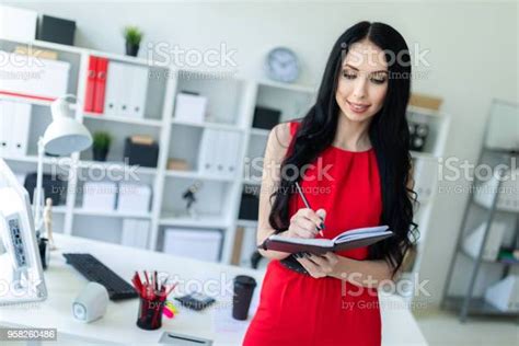 빨간 옷 입은 아름 다운 젊은 여자는 사무실에 서 이며 노트북과 연필을 들고 개념에 대한 스톡 사진 및 기타 이미지 개념 결정 경영자 Istock