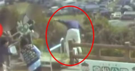 가랑이 사이로 풍경 보다 ‘추락…처음 겪는 사고에 日 황당