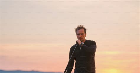 조용한 물에서 나무 판자 위에 서서 노를 젓고 있는 남자의 전신 사진 경치 좋은 산 전망과 함께 일몰에 서핑 사진 Unsplash의 러시아 이미지