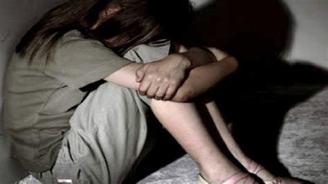 معلم يغرر بتلميذاته ويغتصبهن بعد استدراجهن