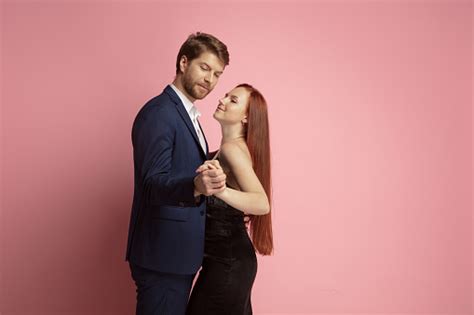 발렌타인 데이 축하 산호 배경에 고립 된 행복한 백인 부부 2명에 대한 스톡 사진 및 기타 이미지 2명 감정 검은색 Istock