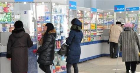 Стоя на опашка в аптеката Пред мен има двама души възрастна дама облечена извън сезона и