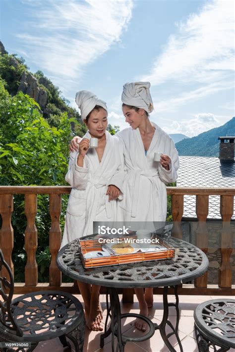Pasangan Lesbian Yang Mengenakan Jubah Mandi Beristirahat Di Balkon Kamar Hotel Mereka Foto Stok ...