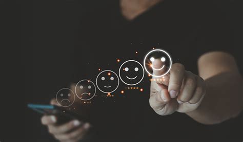 고객 서비스 및 비즈니스 만족도 조사 남자는 고객 평가를 위해 미소 얼굴 아이콘을 선택하고 제품 및 서비스의 등급을 높이기 위해 별 5개 기호를 제공하기 위해 가상 화면을