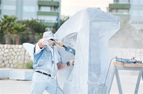 산업 노동자 건설 현장에서 대리석 타일을 정렬하는 동안 전기 손 톱으로 수평 절단 만들기 건설 기계류에 대한 스톡 사진 및 기타 이미지 건설 기계류 건설 산업 건설