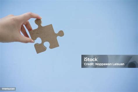 아시아 사업가직소 퍼즐 조각 비즈니스 개념입니다 최종 작업을 완료합니다 개념에 대한 스톡 사진 및 기타 이미지 개념 개념과