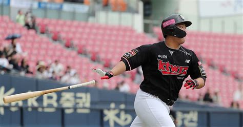 1루까지 전력질주하는 강백호