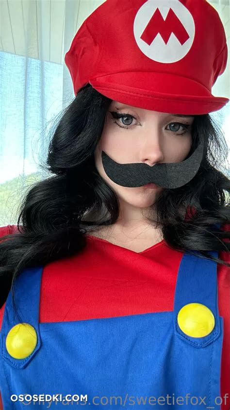 นางแบบ Sweetie Fox Sweetiefoxof ในชุดคอสเพลย์ Mario จาก Super Mario