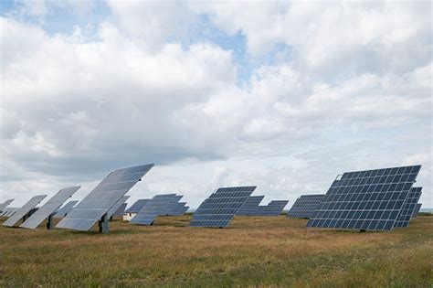 태양 전지 패널과 푸른 하늘 태양으로부터 의 태양광 패널 시스템 발전기 더 나은 미래를 위한 클린 기술 0명에 대한 스톡 사진 및 기타 이미지 Istock