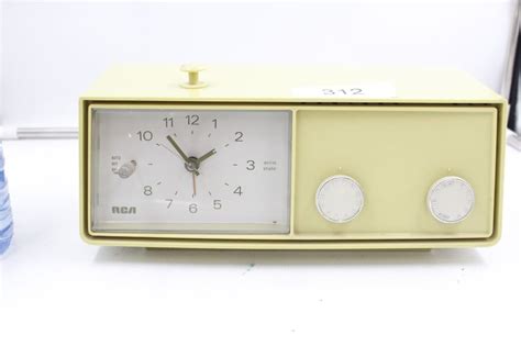 Vintage Rca Table Top Electric Radio