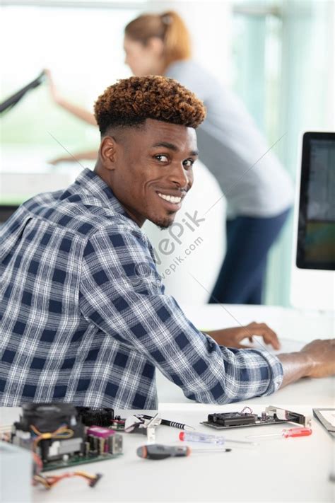 사진에서 전자 장치를 수리하는 웃는 남자 사진 무료 다운로드 Lovepik