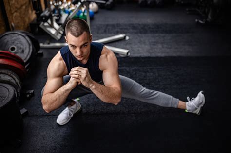 체육관에서 체력 수준을 향상시키기 위해 헌신과 동기 부여를 사용하여 근력 운동을 수행하는 집중된 젊은이 개선에 대한 스톡 사진 및 기타 이미지 Istock