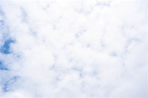 하늘 색 또는 푸른 하늘과 구름은 밝은 흰색 배경입니다 모든 표면 대기 공간 은 하늘 위에 놓여있다 클라우드는 눈에 보이는 질량 액체로 구성된 에어로졸로 창의적인 디자인