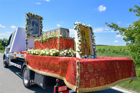 Moment Istoric Moaștele Mitropolitului Grigorie Dascălu Au Fost Scoase Pentru Prima Dată în