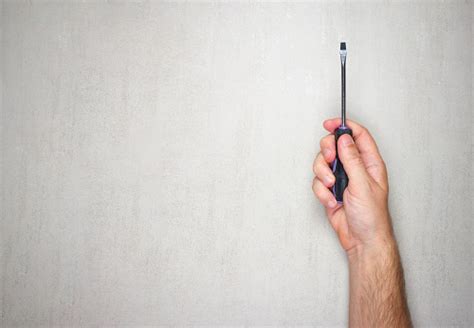 회색 배경 평면도에 남성 손에 스크루 드라이버 텍스트 문구 글자에 대 한 조롱 개념에 대한 스톡 사진 및 기타 이미지 개념 개선 건설 산업 Istock