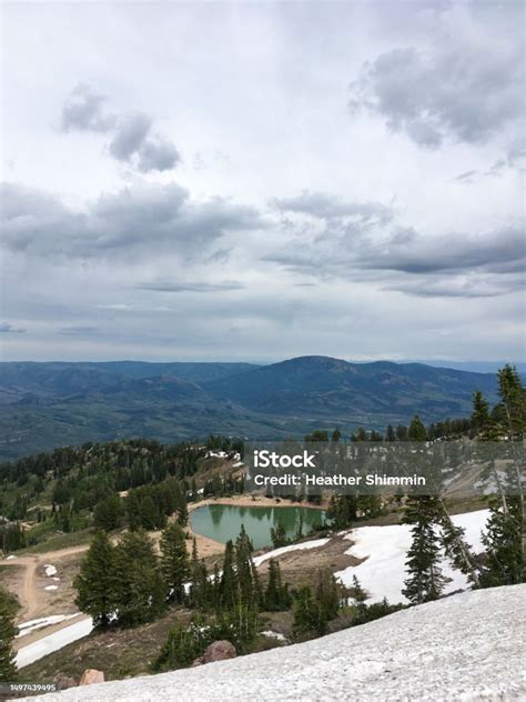 계곡을 내려다 보는 산정상과 에메랄드 색의 호수 소나무와 폭풍우 구름 와사치 산맥 리틀 코튼우드 캐년 유타 의 전경 0명에 대한 스톡 사진 및 기타 이미지 Istock