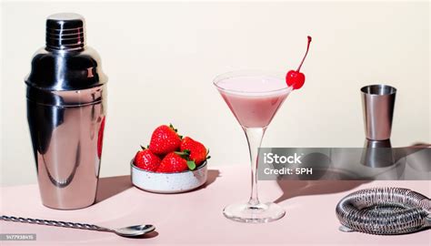 보드카 리큐어 크림 시럽 딸기 및 얼음을 칵테일 체리와 함께 유리에 넣은 현상금 마티니 여름 알코올 칵테일 음료 베이지 핑크 바닐라 배경 칵테일에 대한 스톡 사진 및 기타