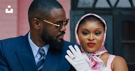 양복을 입은 남자와 분홍색 드레스를 입은 여자 사진 Unsplash의 무료 유행 이미지