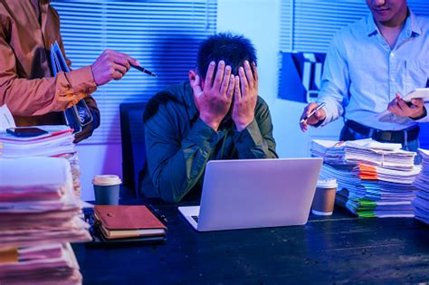 세 명의 남자가 스트레스와 업무에 시달리며 야근을 한다 그들은 지쳐 문서를 확인하고 계획을 논의합니다 그들의 노력에도 불구하고