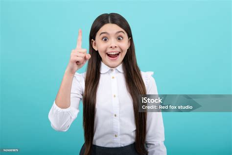 젊은 십대는 파란색 배경에 고립 된 손가락으로 가리 킵니다 소녀는 훌륭한 새로운 아이디어를 가지고 있습니다 성공적인 아이 흥분된 얼굴 놀란 표정 쾌활하고 기쁜 8 9 살에