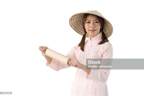 분홍색 드레스와 베트남 모자 롤링 핀을 들고 아름 다운 여자 클리핑 패스와 함께 고립 된 배경입니다 굴리기에 대한 스톡 사진 및 기타 이미지 Istock