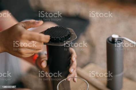 아시아 바리스타 커피 만들기 위해 수동 커피 메이커 에어로프레스 사용 커피에 대한 스톡 사진 및 기타 이미지 커피 커피