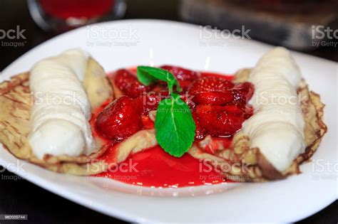 팬케이크 얼음 크림과 함께 Drizzled 딸기와 민트 과일 차 주전자와 유리 0명에 대한 스톡 사진 및 기타 이미지 0명 과일 냉동된 Istock