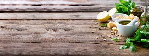 재료 수 제 파스타바 질 레몬 파 르 마 잣 마늘 올리브 오일 그리고 소박한 나무 바탕에 소금 평면도 평면 Copyspace를 하다 배너 0명에 대한 스톡 사진 및 기타