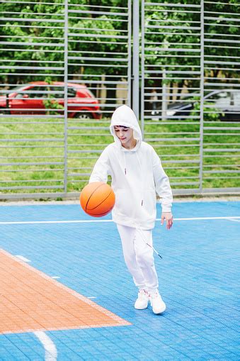 십대 소년은 학교 근처 농구 코트에서 농구를합니다 화이트 트랙수트 12 13세에 대한 스톡 사진 및 기타 이미지 12 13세 Championship 거리 Istock