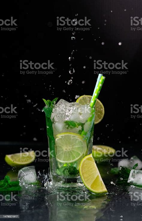 검은 배경에 라임 얼음 조각 녹색 민트 잎을 곁들인 상쾌한 모히토 칵테일 물이 튀다 0명에 대한 스톡 사진 및 기타 이미지 0명 각얼음 감귤류 과일 Istock
