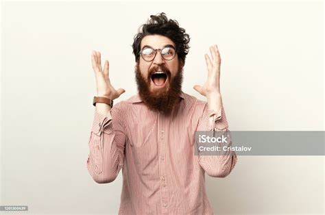 흥분 흥분 매력적인 수염 남자 안경 비명 과 몸짓 으로 제기 손바닥 남자에 대한 스톡 사진 및 기타 이미지 남자 남자들만