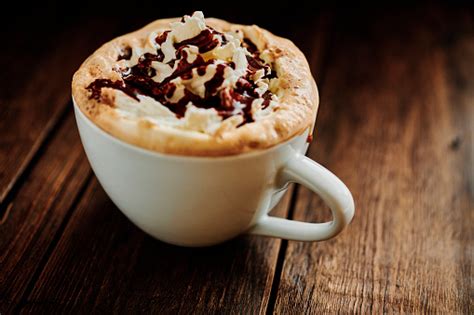 모카 커피는 휘핑 크림과 초콜릿 소스를 얹은 후 소박한 나무 테이블에 얹었습니다 0명에 대한 스톡 사진 및 기타 이미지 0명 거품 내기 마실 것 Istock