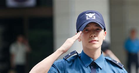 오늘 전역한 동해 더 멋있어져서 돌아왔습니다