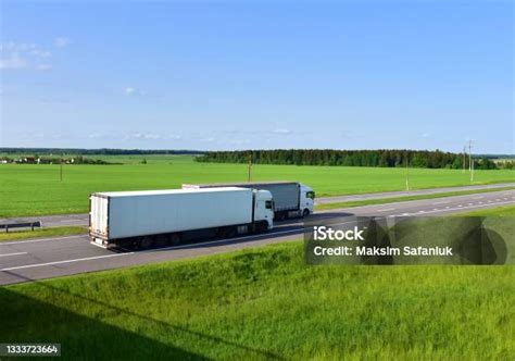 아스팔트 도로에 트럭은 다른 트럭을 추월 세미 트레일러가 고속도로를 따라 운전하는 트럭 수송에 대한 스톡 사진 및 기타 이미지 수송 교통수단 0명 Istock
