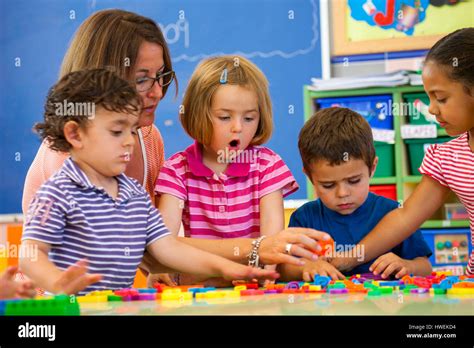 Enseignante Préscolaire Avec Les Garçons Et Les Filles En Classe Dapprentissage Dans Lalphabet