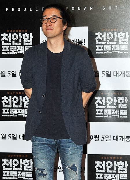 [포토] 기자들 앞에 선 백승우 감독 민중의소리