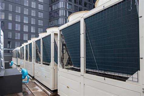 옥상 건물에 설치된 에어컨 압축기 산업용 에어컨 장치 지붕에 산업용 에어컨 및 환기 시스템 데이터 센터 건물의 냉각탑 건축물에