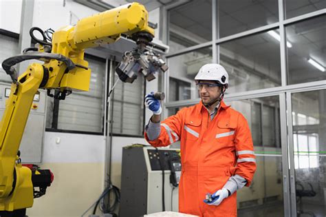 백인 기술자 엔지니어 공장에서 기계 팔 로봇을 검사하는 예비 보유 남자 35 39세에 대한 스톡 사진 및 기타 이미지 35 39세 Performing Arts