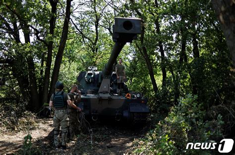 사진 자주 곡사포 발사 준비하는 도네츠크의 우크라 군 뉴스1