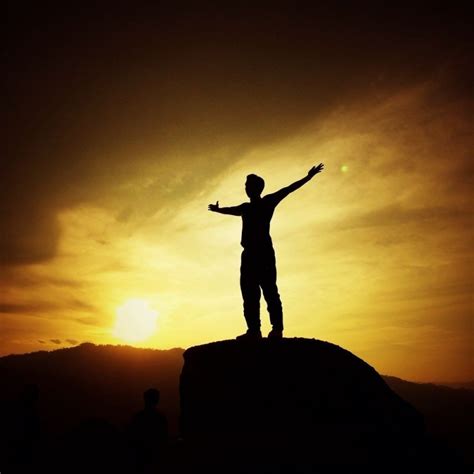 Создать мем человек на фоне человек на вершине горы силуэт на вершине Картинки Meme