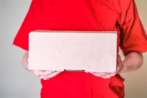 소녀는 포장 및 배달을위한 골판지 상자를 보유하고 패키지 빨강에 대한 스톡 사진 및 기타 이미지 빨강 자원봉사 T 셔츠 Istock