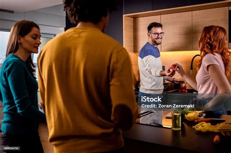 집에서 저녁 식사 파티를 하고 와인을 마시고 채식 음식을 먹는 친구들 30 39세에 대한 스톡 사진 및 기타 이미지 30 39세 4 명 가정 생활 Istock