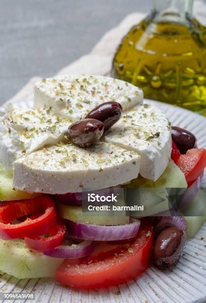 신선한 오이 토마토 파프리카 붉은 양파 칼라 마 타 올리브 흰 소금된 Feta 치즈와 오 레가 노 올리브 오일을 곁들여 만든 전통적인 그리스 샐러드 0명에 대한 스톡 사진