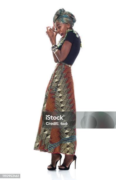 얼굴유머기괴한 얼굴을 만드는 2029세 아프리카 민족아프리카계 민족여성 착용 머리 스카프드레스전통 의류의 전체 길이측면 보기 20 29세에 대한 스톡 사진 및 기타 이미지