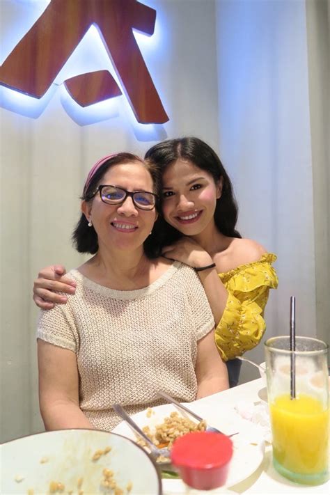 Mikee Hidalgo 男扮女装祭典 男性が装う女性