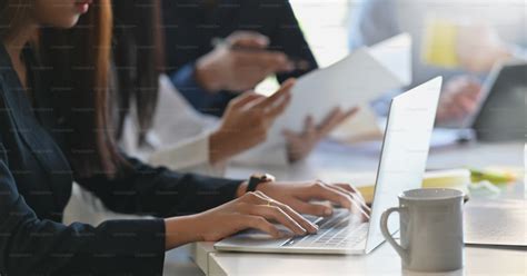 현대적인 사무실 위의 흰색 작업 책상에 앉아 컴퓨터 노트북과 태블릿으로 함께 작업하는 비즈니스 사람들의 잘린 이미지 사진 Unsplash의 태국 이미지