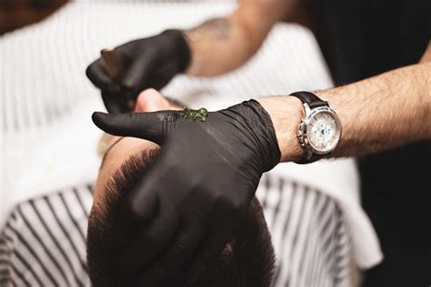 위험한 면도기로 이발소에서 수염을 면도합니다 이발소 수염 관리 건조 절단 수염 절단 선택적 초점 개인 장식품에 대한 스톡 사진