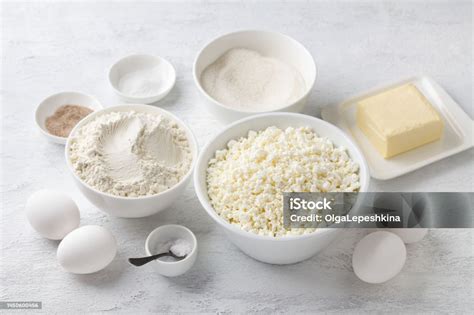 두부 로얄 치즈 케이크 재료 코티지 치즈 밀가루 버터 밀가루 설탕 계란 바닐라 설탕 소금 밝은 회색 배경에 소다 맛있는 수제 음식 요리하기 치즈에 대한 스톡 사진 및 기타