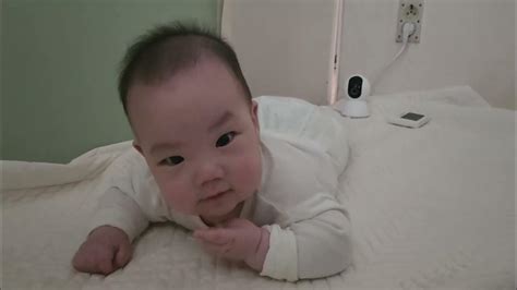 방금 잠에서 깬 아기 Youtube