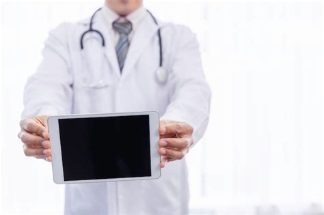 Doctor Tiene Tableta Digital Con Pantalla En Blanco En El Hospital